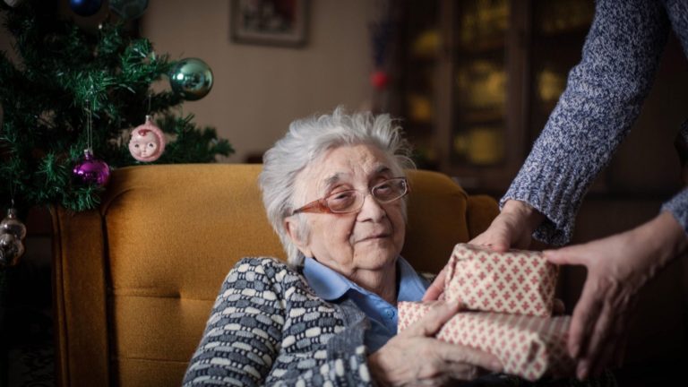 5 Best Gifts that One can Offer to Old Age People - ChandigarhOfficial.com